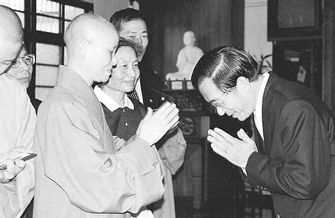 Chen meets Cheng Yen to promote `policy of peace' - Taipei Times