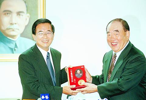 Chen reaches across ethnic divide - Taipei Times