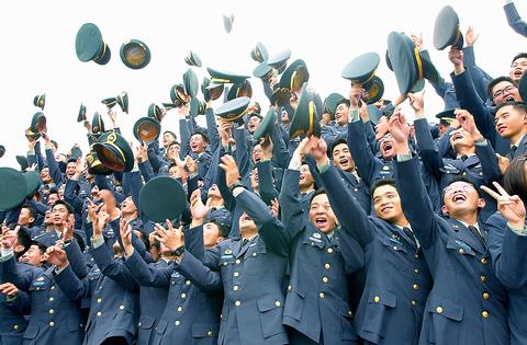Chen gives grads a morale boost - Taipei Times