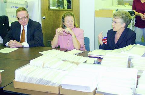 US holds its breath over recount - Taipei Times