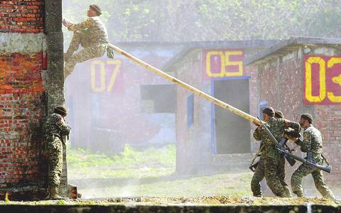Marines demonstrate urban combat skills - Taipei Times