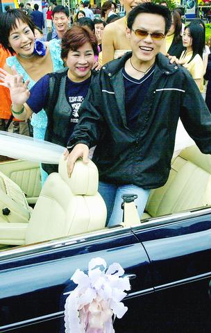 `Spring-autumn' wedding on TV - Taipei Times