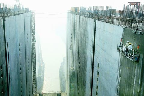 Slow reform could cripple China's economy - Taipei Times