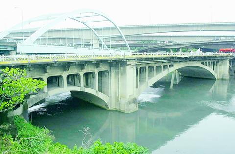 Chungshan Bridge starts its big move - Taipei Times