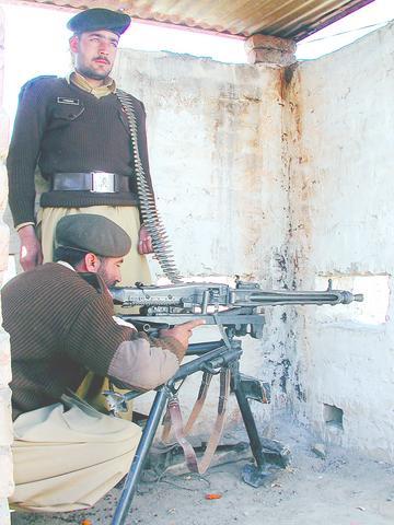 Pakistani troops renew al-Qaeda offensive - Taipei Times