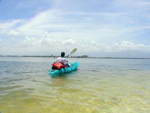 Surf's up! - Taipei Times