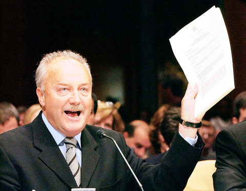 Galloway slams senators at hearing - Taipei Times