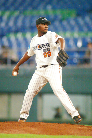 Cobras slither into lead - Taipei Times