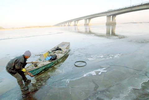 Oil giant apologizes for disaster - Taipei Times