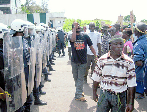 Weah's leadership claims start riots in Liberia - Taipei Times
