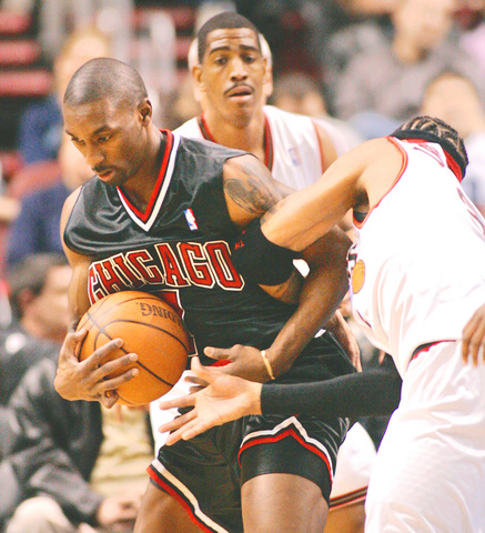 Bulls subdue 76ers to earn playoff ticket - Taipei Times