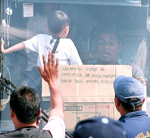Kids freed in Manila bus drama - Taipei Times