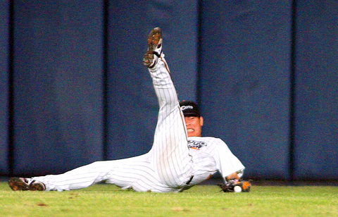 Bears, Whales share series spoils - Taipei Times