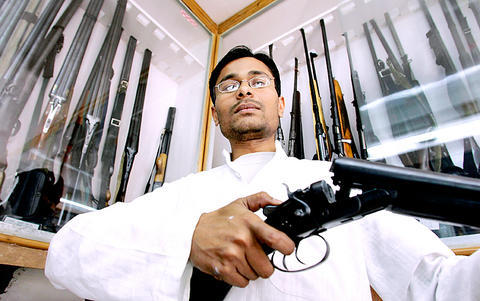 Business stopped in gun capital of India - Taipei Times