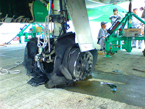 Plane lands with ruptured tires - Taipei Times