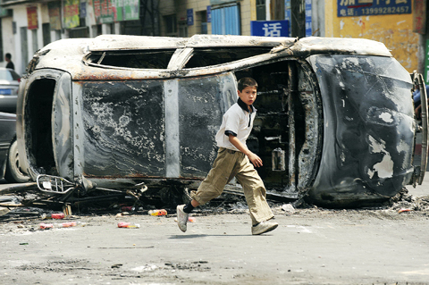 Xinjiang riot claims 140 lives: Beijing - Taipei Times