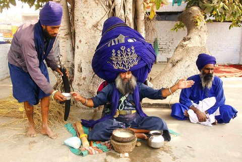 Sword Fight Erupts at Sikh Temple in India