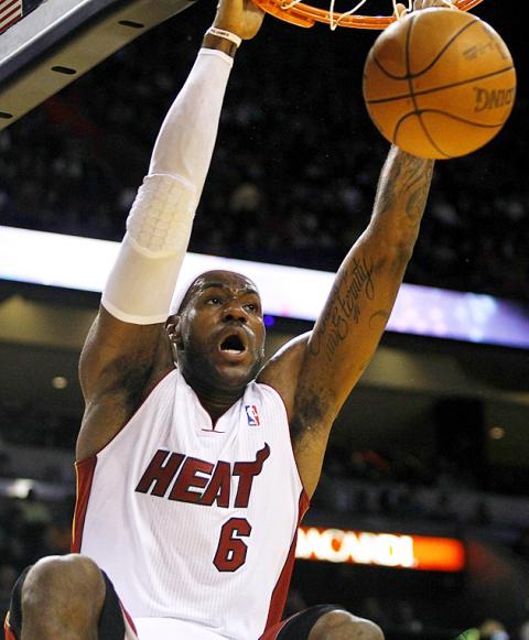 NBA: Wade, James too hot to handle for Raptors - Taipei Times