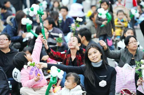 Hundreds rally for ‘Megan’s Law’ - Taipei Times