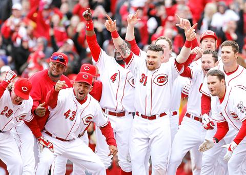 Homers light up MLB Opening Day - Taipei Times