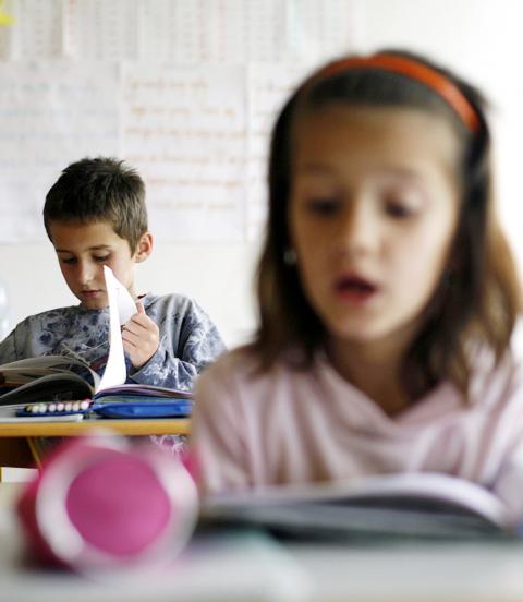 iPads replacing paper as schools go high-tech - Taipei Times