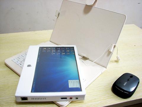 Chinese man makes iPad look-alike from scratch - Taipei Times