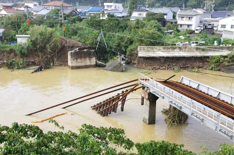 Typhoon hits Japan killing 26 - Taipei Times