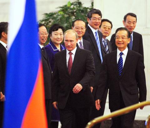 Putin visits China to boost trade, ties - Taipei Times