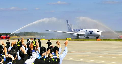 Boeing 787 makes first commercial flight - Taipei Times