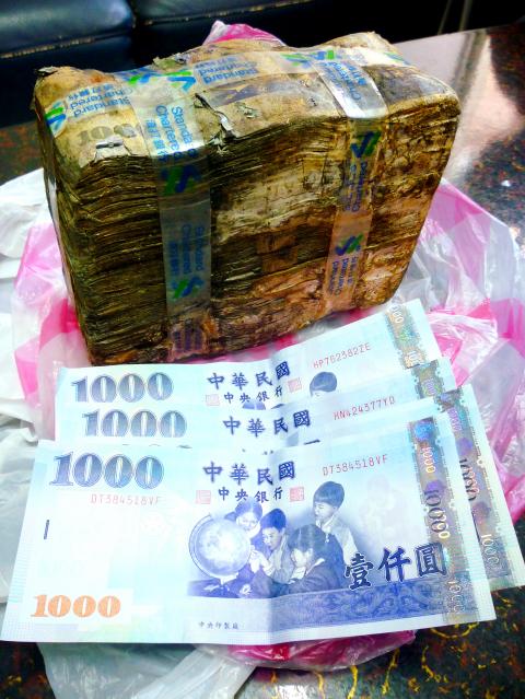 Nonagenarian’s stack of moldy banknotes verified 整捆百萬千元鈔發霉 求助鑑定 ...