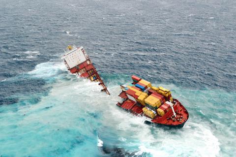 Ship begins to break up off New Zealand - Taipei Times