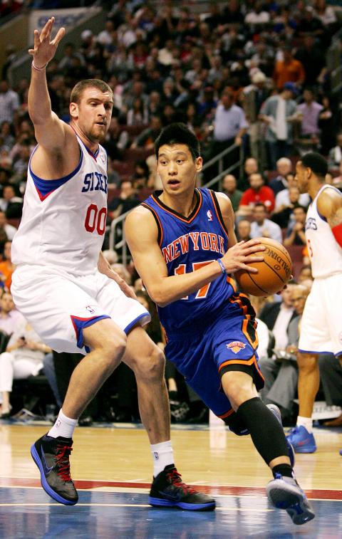NBA: Lin sweeps 16 points in fourth quarter to cap win - Taipei Times