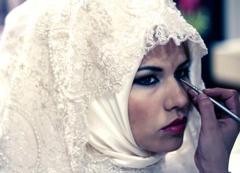 Turkish beauty mag ties Muslim veil to glamour - Taipei Times