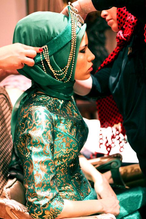 Turkish beauty mag ties Muslim veil to glamour - Taipei Times