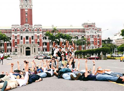 Police overreacted to flash mob: Hau - Taipei Times