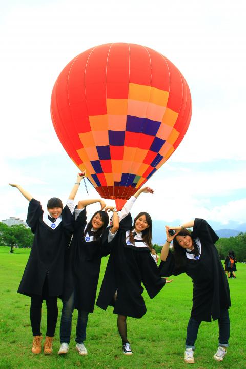 Universities nationwide hold graduation ceremonies - Taipei Times