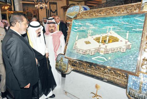 Egypt’s Morsi says he will obey court - Taipei Times