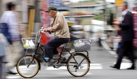 Retired Japanese finding new life working abroad - Taipei Times