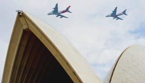 Sydney flyover starts Qantas-Emirates tie-up - Taipei Times