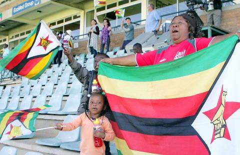 Zimbabwe strike back to stay in hunt - Taipei Times