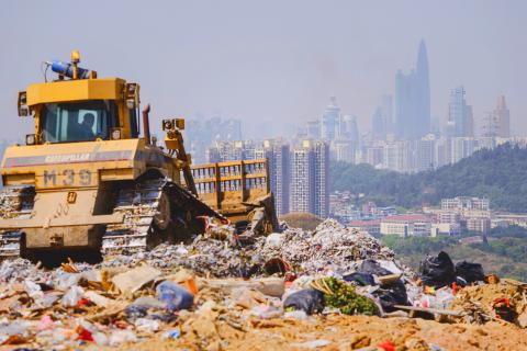 Hong Kong’s outskirts groan under piles of trash - Taipei Times