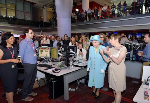 Queen Elizabeth ‘photobombs’ BBC news - Taipei Times