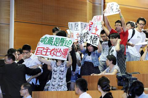 Students call former premier out on political past - Taipei Times