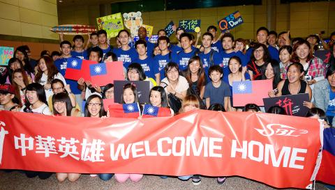 Basketball players welcomed home as heroes despite loss - Taipei Times