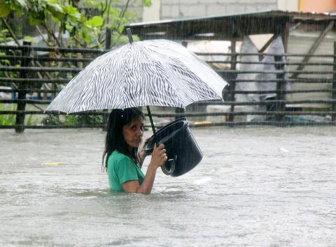 Torrential rain, flooding paralyzes parts of Manila - Taipei Times