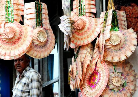 Indian rupee plunges 3.13% to new low - Taipei Times