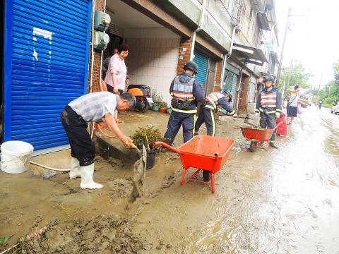 Three killed as Kong-Rey passes - Taipei Times