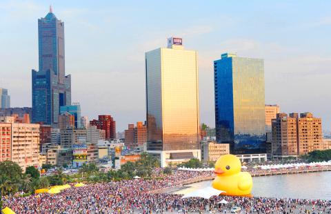 Kaohsiung uses precious ducks to promote tourism 來高雄消費 有機會摸走黃金鑽石鴨 ...