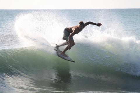 Big waves, bigger stakes - Taipei Times