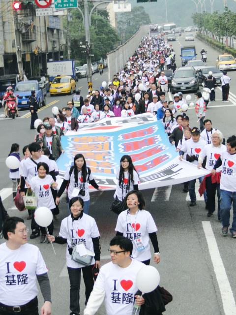 Keelung residents rally for Nangang-Keelung MRT line 基隆爭捷運 千人健走到南港 ...